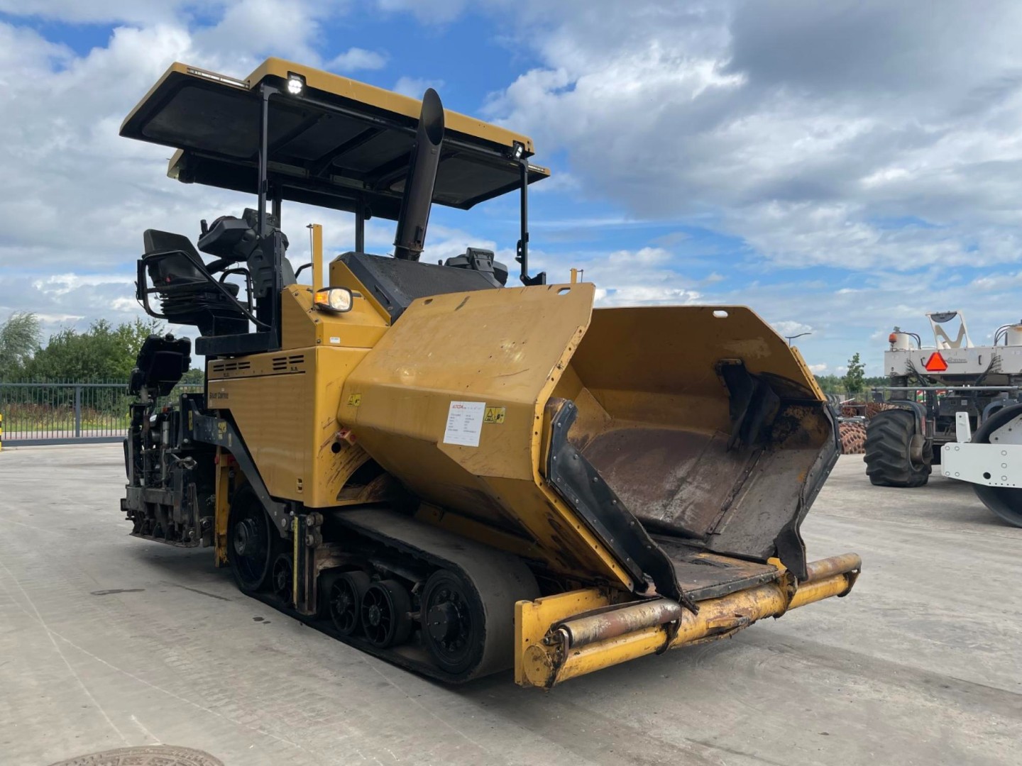 Асфальтоукладчик гусеничный Caterpillar AP555F 2017 год купить в ...